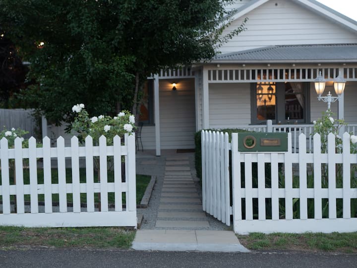 Di Maggio Retreat | Sleeps 14, House & Unit - Hepburn Springs