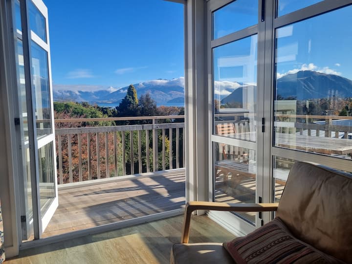 Lakeview Luxury: Spa, Fireplaces + Ski Fields - Wanaka