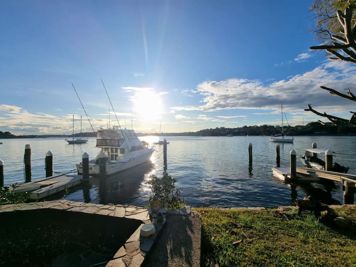 Stunning Waterfront 1 Bedroom Apartment Birchgrove - Sydney