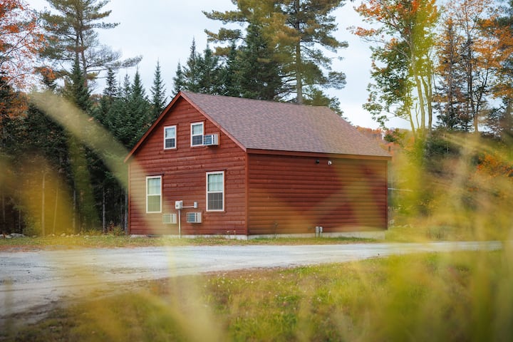 Rosewood Villa: Brand-new Log Cabin Retreat - Littleton, NH