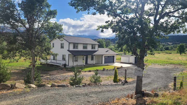 The Country Farmhouse, Mountain Views, Fresh Air! - Oregon Shakespeare Festival