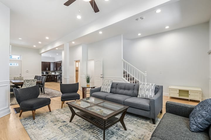 Beautifully Renovated House 10 Mins From Downtown - Chicago