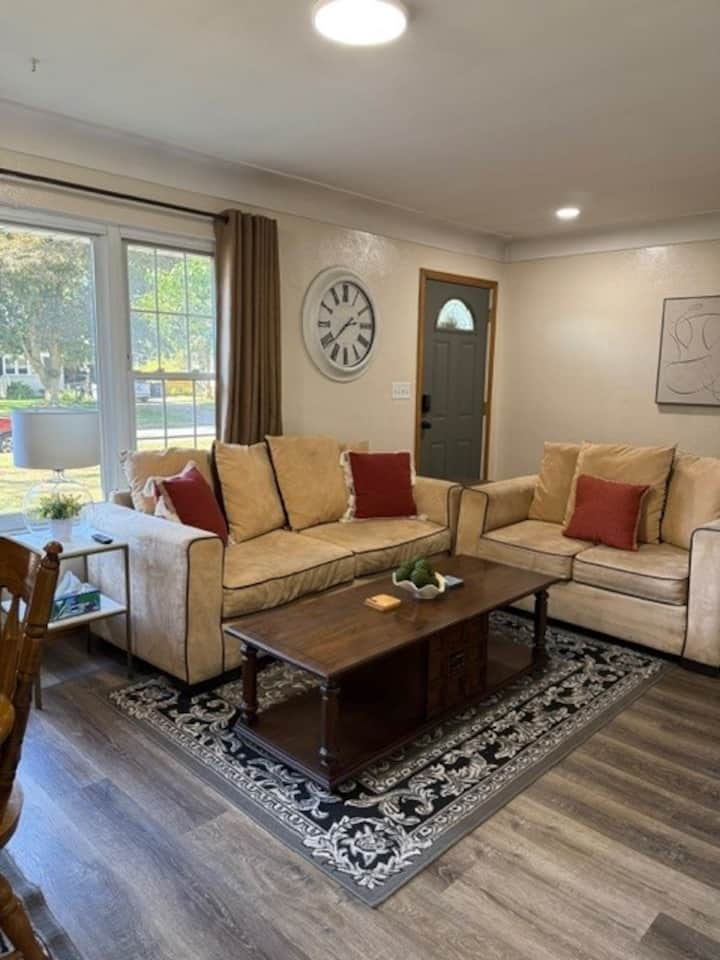 *Convenient And Homey* 4 Br 1 Ba W/king Bed - Toledo