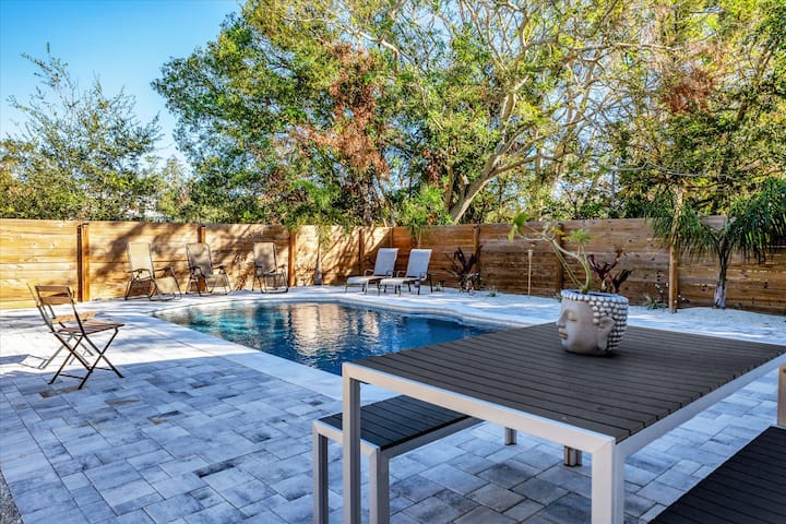 Chic Oasis | Private Heated Pool| Legacy Trail - Sarasota, FL