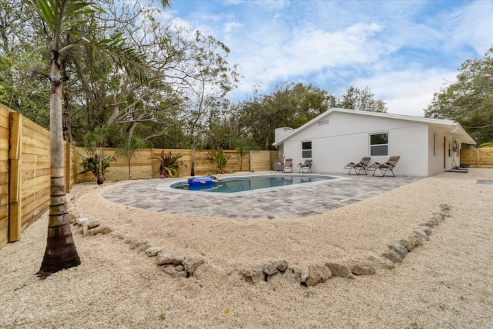 Chic Oasis | Private Heated Pool| Legacy Trail - Sarasota, FL