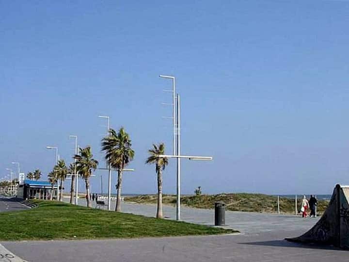 A La Platja A Prop De Serveis - Castelldefels