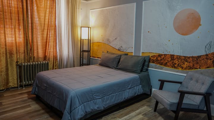 Spacious Charm Studio • 14‑min Times Sq Express - Secaucus