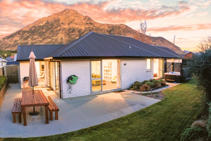 Central, Full Home & Hot Tub - Queenstown, New Zealand