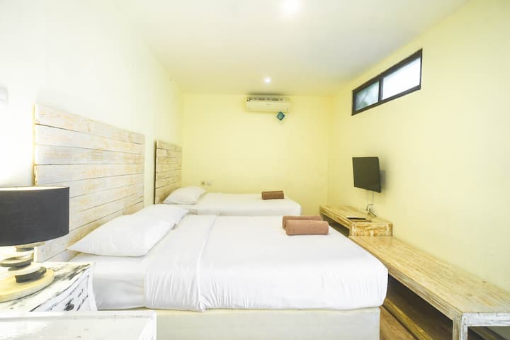 Family Room - 1 Br For 4 Prs At Tigalima Homestay - Yogyakarta