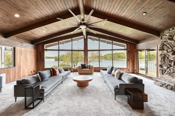 Family Retreat-luxury Lake Home - Big Bend, WI