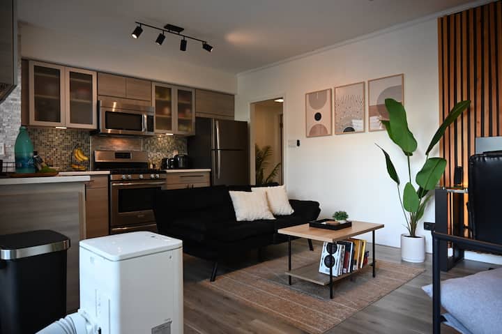 *Best Condo Ever | Huge Kitchen And Work Space* - Honolulu