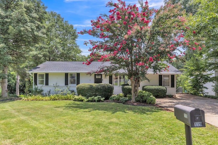 1/2 Acre, 2 Master Bedrooms & Office/bedroom - Greenville, SC