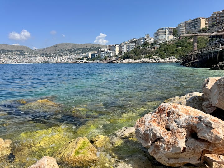 Seaside Escape: Modern Apartment, Coastline, Wifi - 사란더