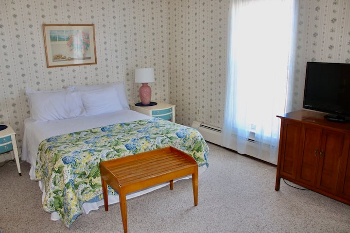 210-courtyard View, Walk To Shopping, Festivals - Escanaba, MI