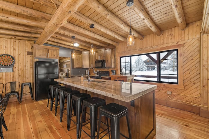 Historic Ice Cream Parlor : Hot Tub - Near River - Island Park, ID