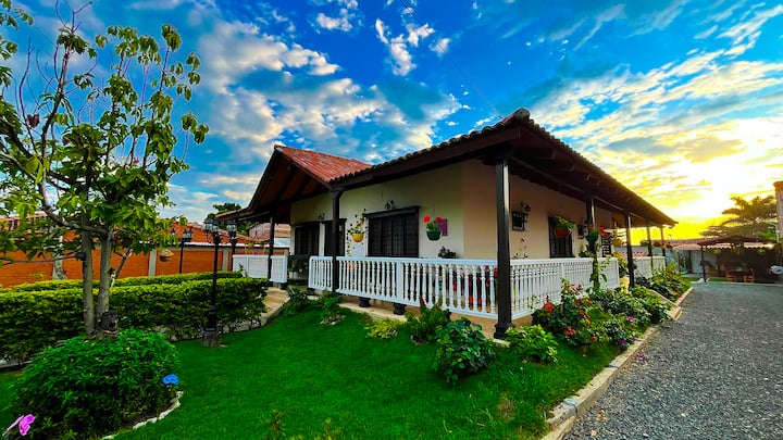 Cozy Hideaway 4br-4ba Mountain Views (Santa Elena) - Ginebra