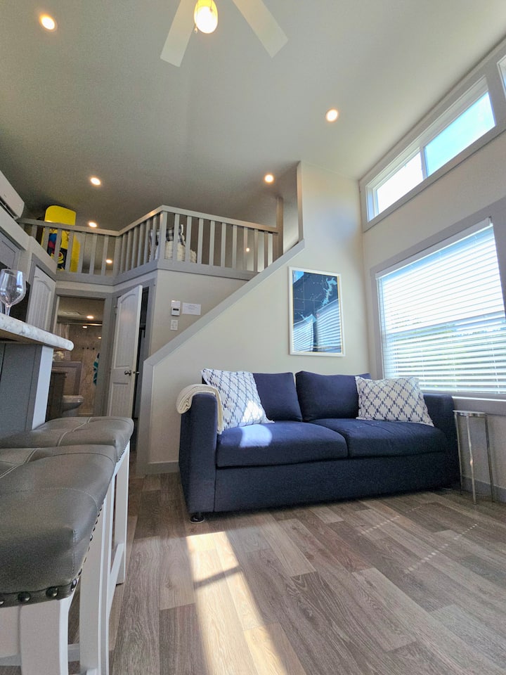 Tiny Grey: Luxury Lake Home W/ Loft & Hot Tub - Okmulgee Lake, OK