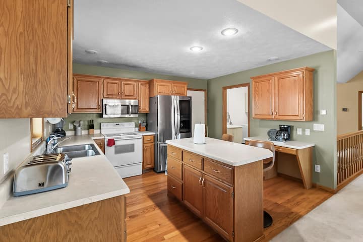 Incredible Family Home In A Quiet Neighborhood! - Harrisburg, SD