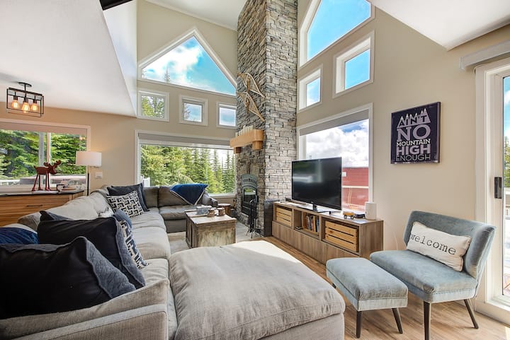 Ski To/from, 5 Bedrooms, Hot Tub, Walk To Village. - Big White Ski Resort, BC