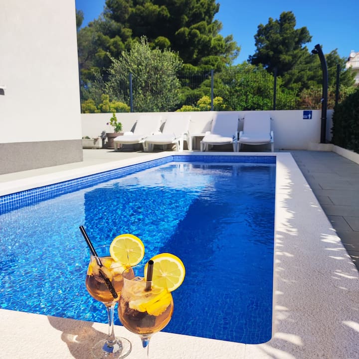 Apartment With Private Heated Pool - Trogir