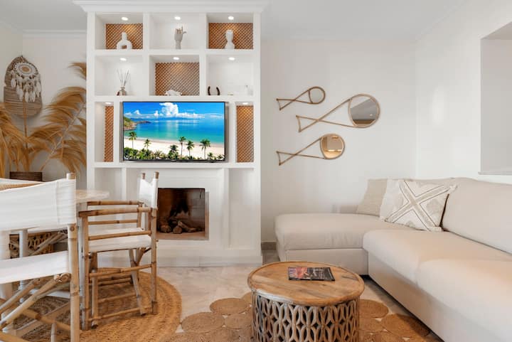 Boho-chic Duplex: Perfect Location, Stunning View - 馬貝拉