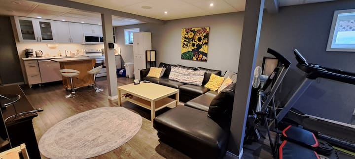 Cozy Contemorary Bedroom 2 - Yellowknife
