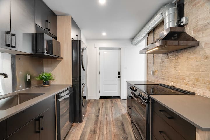 Charming Century 2 Bed, 2-storey Apartment - London