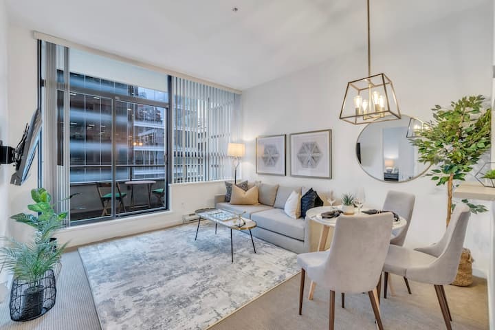 Chick & Cozy Downtown Stay | King Bed + Parking - Vancouver