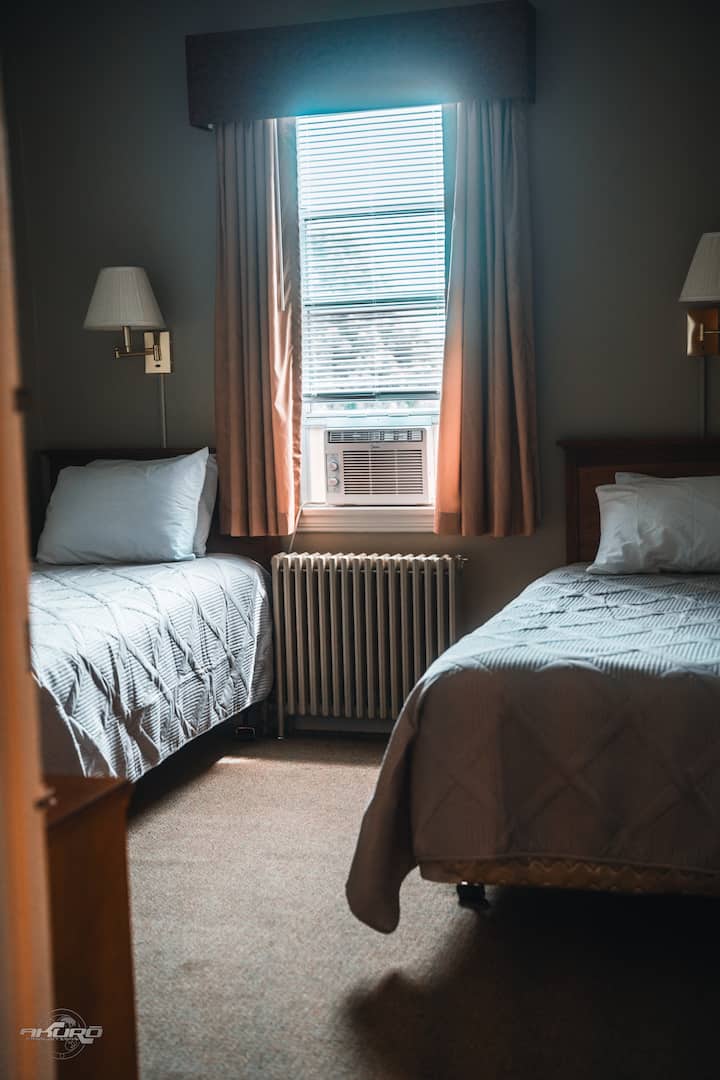 308: Twin Beds, Shared Ba. Fish, Hunt, Hike, Fun! - Fayette Historic State Park, Garden