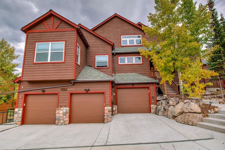 Dog-friendly Silverthorne Hot Tub & Mountain Views - Silverthorne, CO