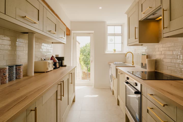 Enjoy River Views With Your Coffee! Walk To Town. - Chester Zoo