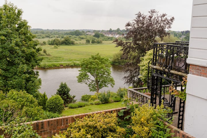 Enjoy River Views With Your Coffee! Walk To Town. - Chester