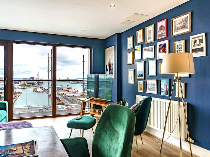City Centre | Top Floor W/ Balcony & Sunset Views - Belfast