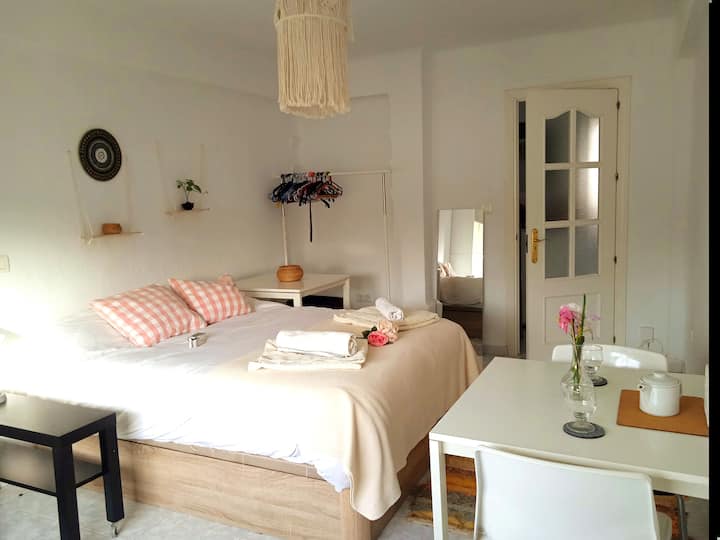Habitación-salón Enorme Con Playa Cerca - Málaga