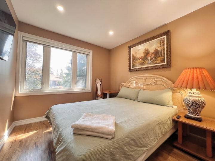 Cozy & Sunny Ensuite Bedroom With Private Bath - Ontario