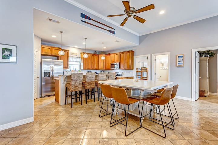 Pet-friendly, Games, Walk To Beach, Sleeps 13 - Crystal Beach, TX