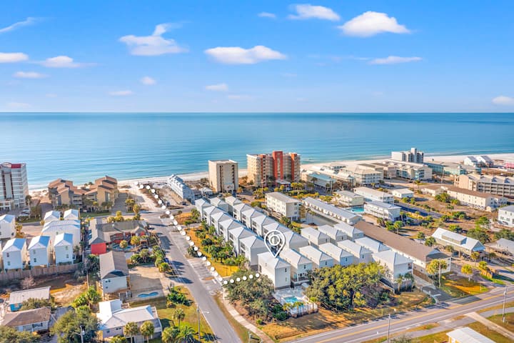 Best Of Both Worlds Pool+beach+bg Living Room! - Gulf Shores, AL