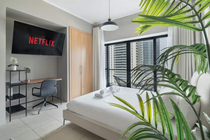 Chic Jlt Studio • Lake View + Pool & Metro Access - Dubai Marina