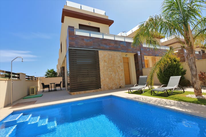 Family Holiday Villa With Private Pool - San Pedro del Pinatar