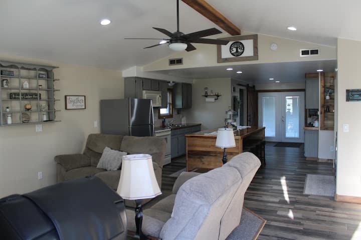 Ohio Street Retreat- Hot Tub, Massage Chair, Pool - Prairie du Chien, WI