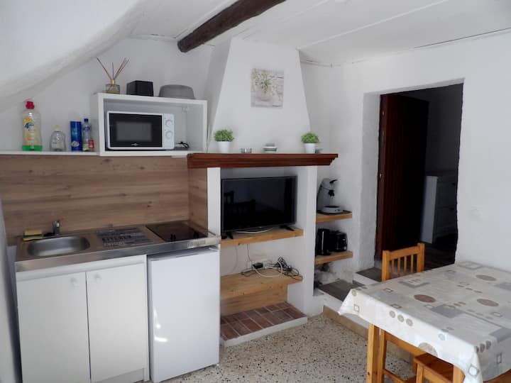 Studio, 2 Pièces. 4 Personnes - Eyguières