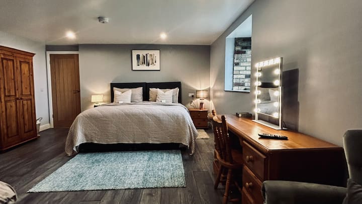 Charming 1-bed • Mountain & Sea Views (Douglas) - Isle of Man