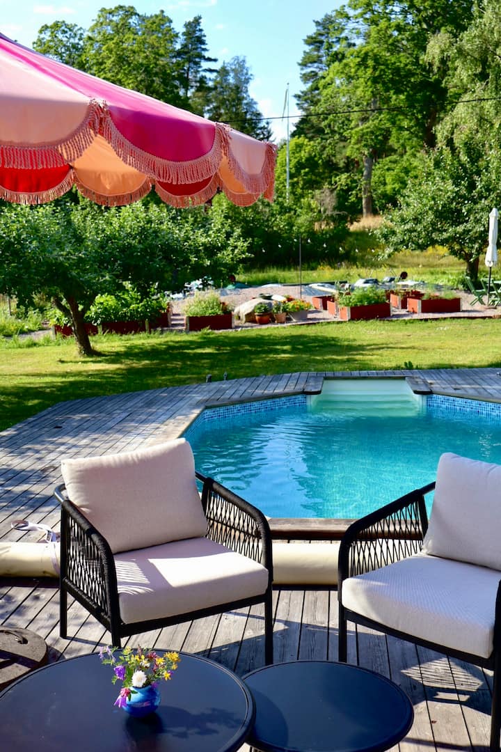 Quietly Located Cottage With Garden, Pool & Sauna - Norrtälje