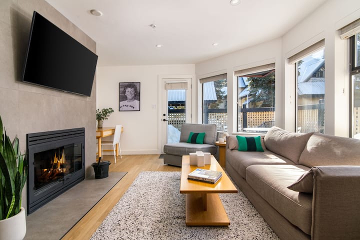 Luxury 2bdr Ski In/out Townhouse , Free Parking - Whistler