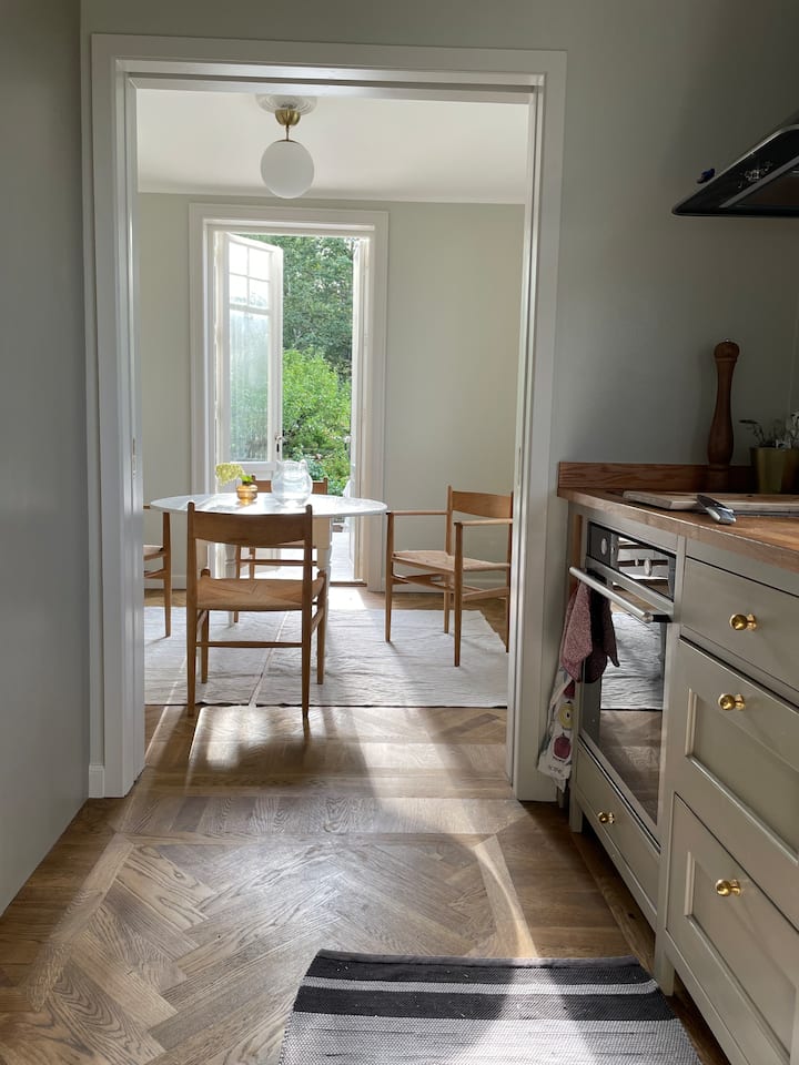 Bo I Charmiga Villa Skogsborg: Lugnt Men Nära City - Solna