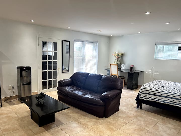 Calm & Cozy ~ Private Bath ~ Workspace ~ Queen Bed - Montreal
