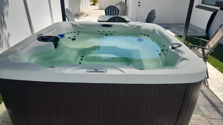#75 Summer Sunset Home With Jacuzzi By Joyful - Clearwater, FL