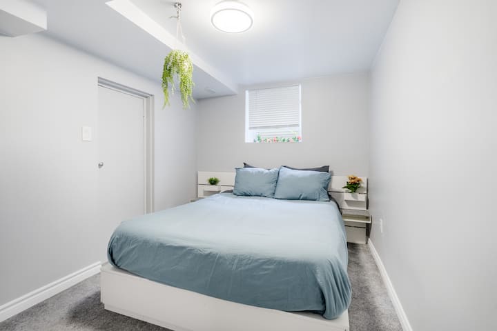 3mins->uwo*3br*4beds*laundry*full Kitchen*basement - London