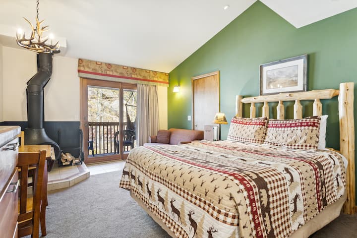 Queen Room W/ River View - Estes Park, CO
