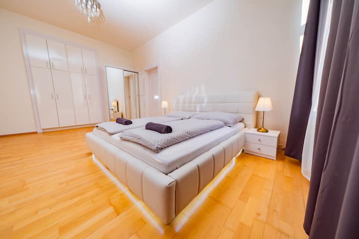 5 Bob's Apartments: 2 Bedrooms + Dining Room - Prague